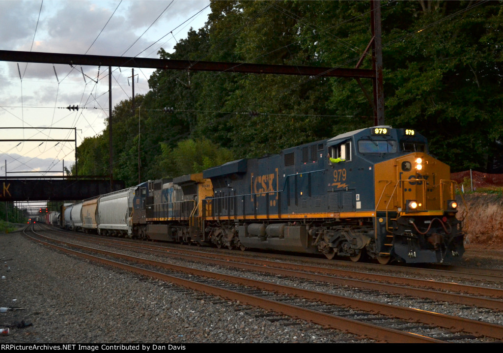 CSX ES44AH 979 YN3b leads Q409-25